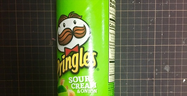 「あのオジサン」の全体像を完全再現！？ 『プリングルズの空箱で工作しました』 | BUZZmag